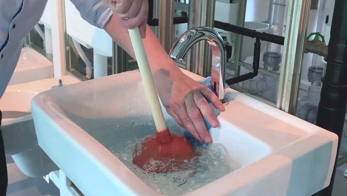 Clean the trap | Geberit