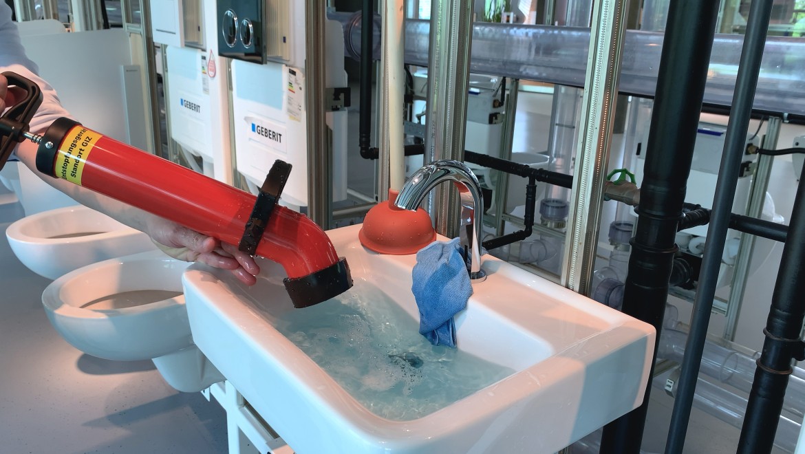 Clean the trap | Geberit